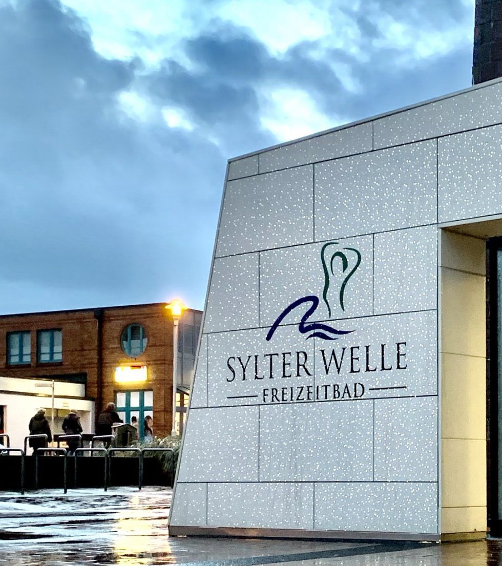 Facade, Sylter Welle with illuminated cuboids – Lucem GmbH